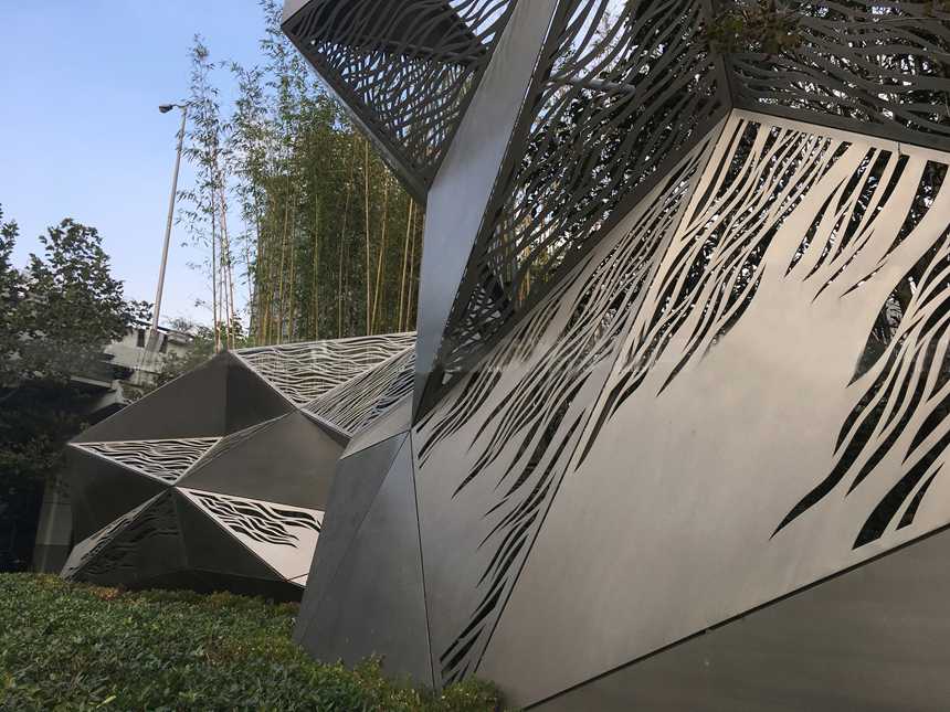 Mirror Stainless steel facade sculpture, curved shape Hyperboloid ...