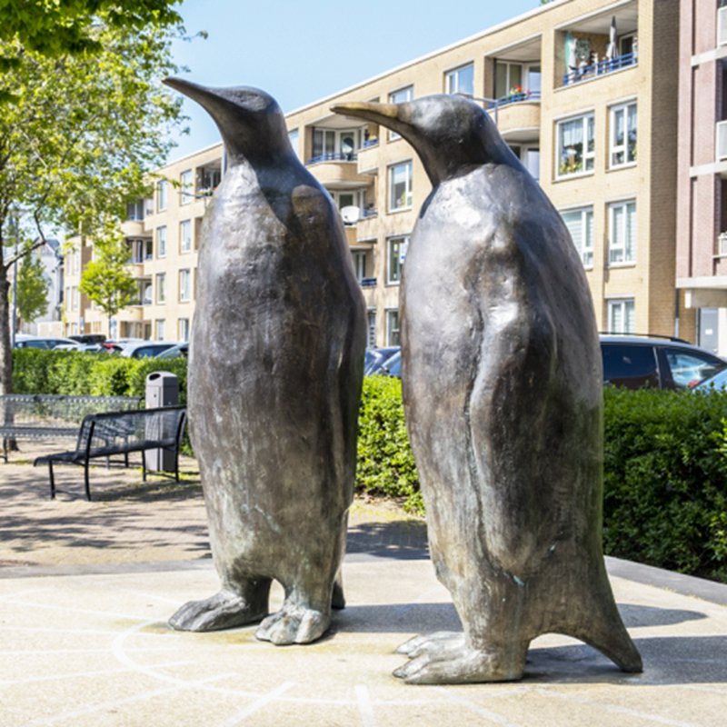 Statues de jardin en bronze représentant trois pingouins en plein air ...