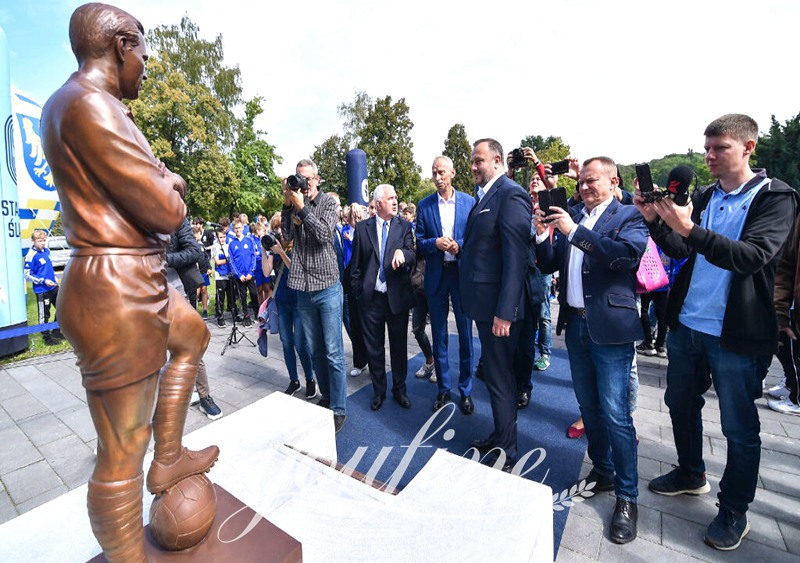 Bronze Footballer Gerard Cieślik Statue from Poland Stadium Feedback ...