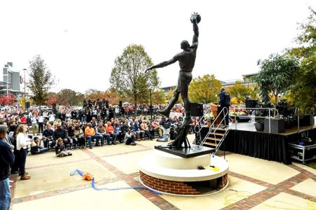 Top 15 Best NBA Statues Around the World-YouFine