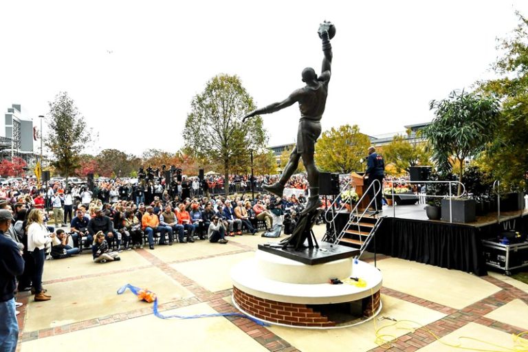 Top 15 Best NBA Statues Around the World-YouFine