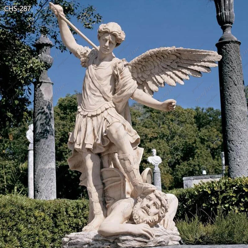 Statua Di Angelo Che Combatte Il Demone Quando Il Diavolo Opera In